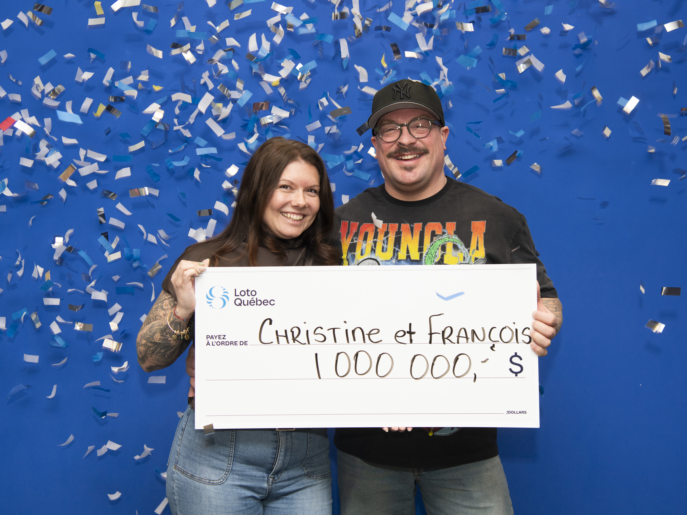 Un billet Célébration d'un millions de dollars dans une pile de papiers